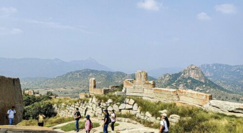 Gudibande Trek: Gudibande Fort Day Trek Bangalore | AdventuRush