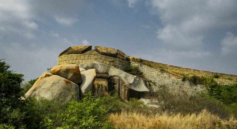 Gudibande Trek: Gudibande Fort Day Trek Bangalore | AdventuRush